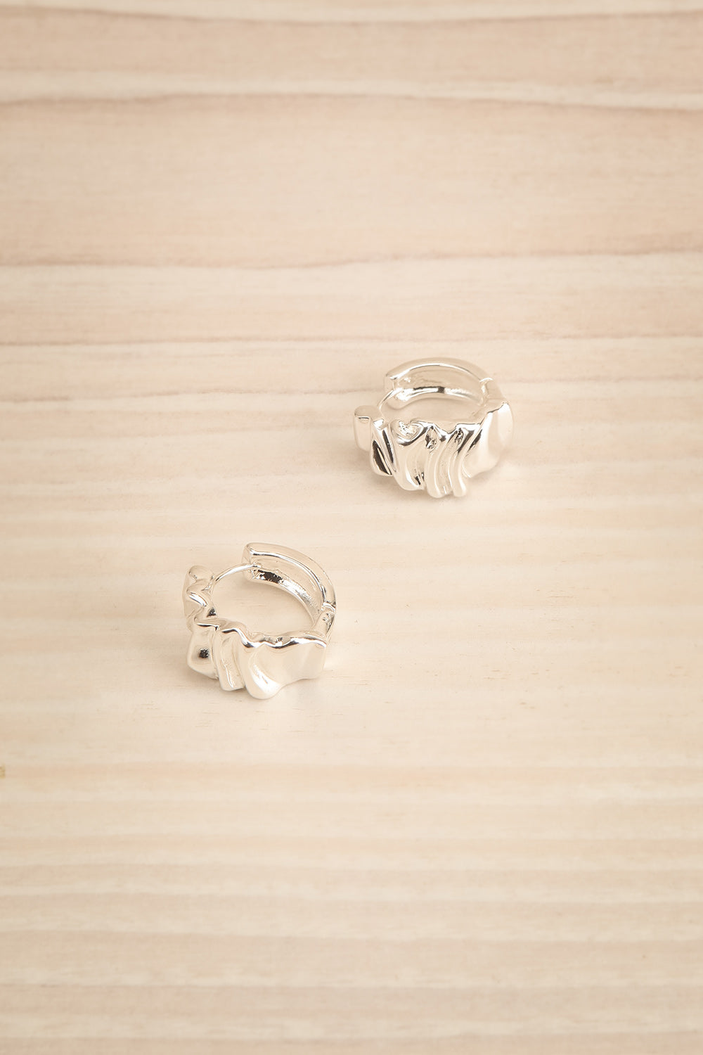Isolone Silver Wavy Hoop Earrings | La petite garçonne